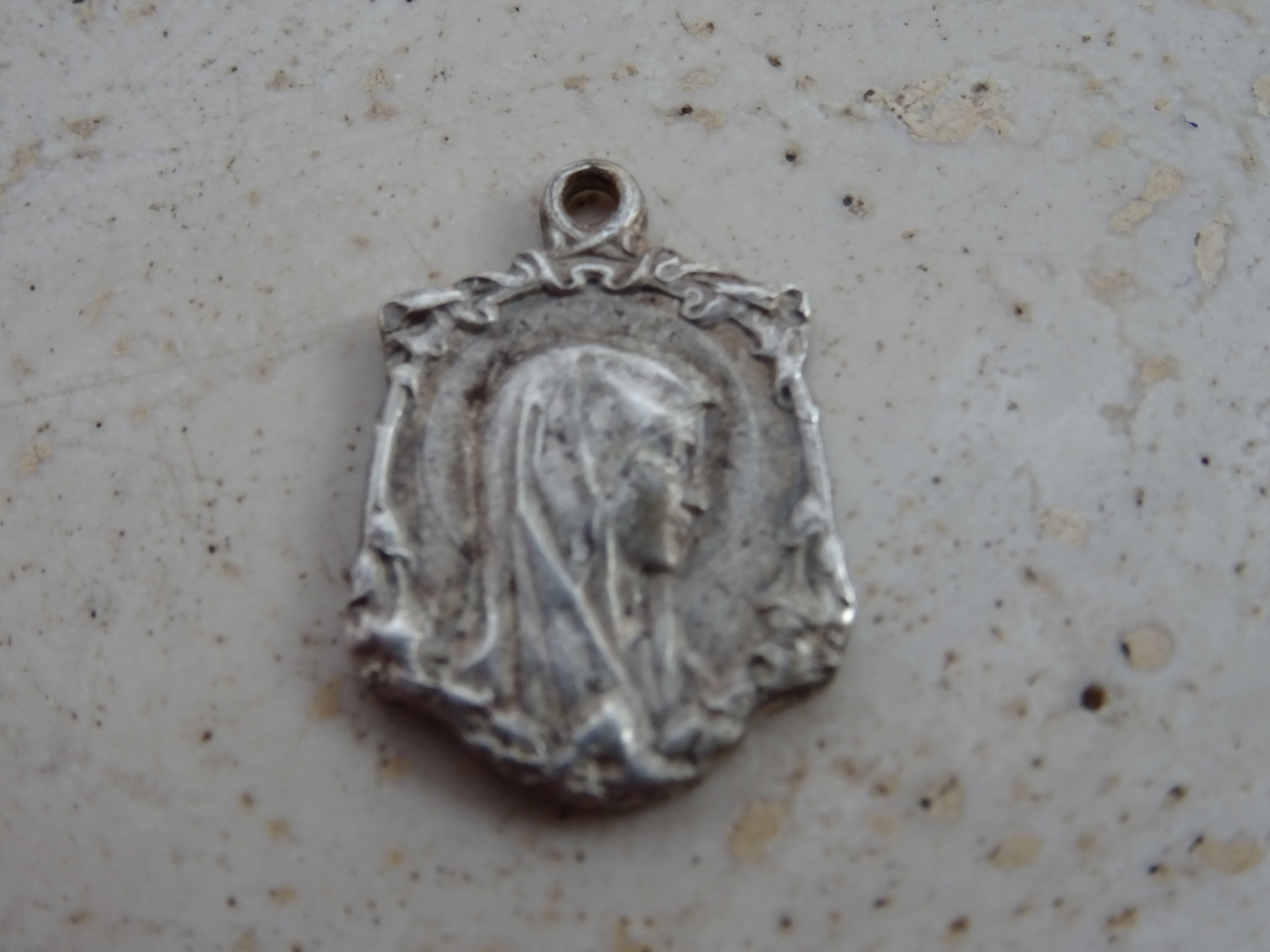 Medaglione di fascino pendente medaglia cattolica placcata in | Etsy