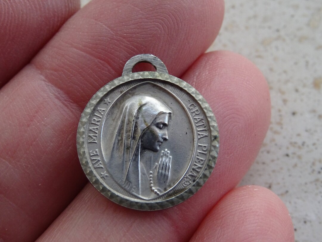 Religiöse antike französische versilberte katholische Medaille Anhänger Anhänger Medaillon der ...