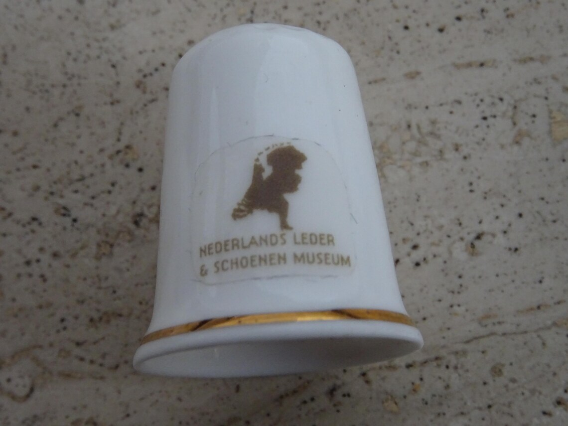 Vintage Porcelainen Thimble Thimbleful With a Boot of the Museum of ...