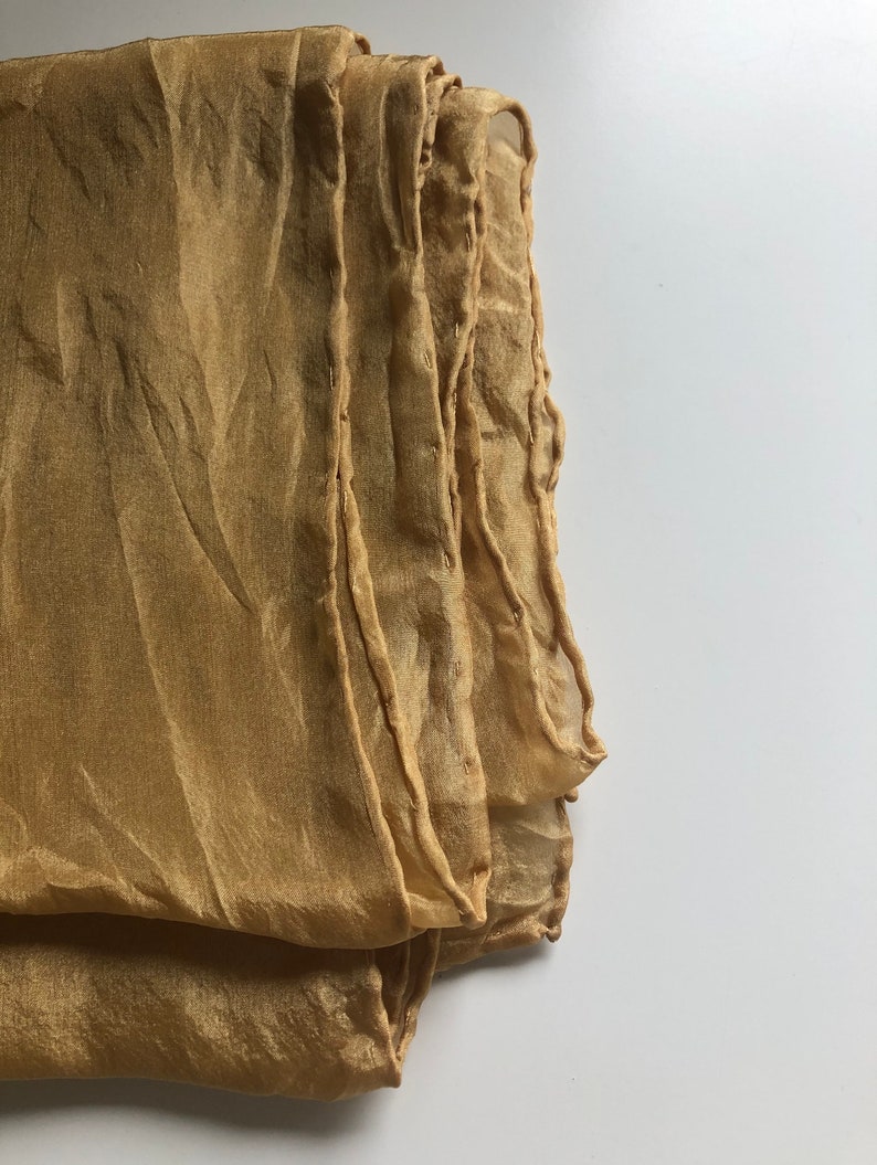 Sciarpa in seta ocra, tinta naturalmente con motivi botanici - Etsy Italia