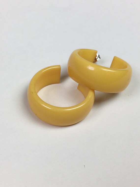 Creamed Corn Bakelite Hoops Vintage Clip Earrings - Gem
