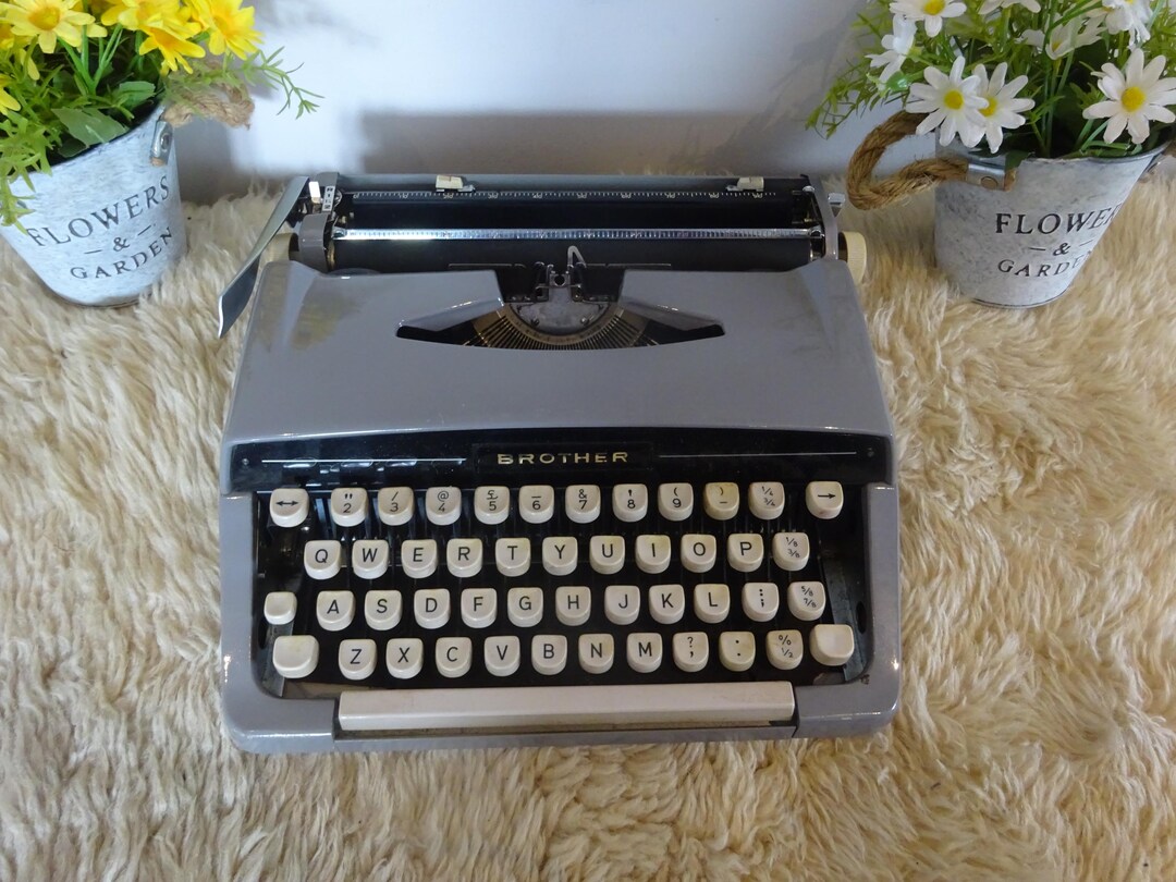 Vintage Typewriter Brother Deluxe in Fantastic Condition in Full ...
