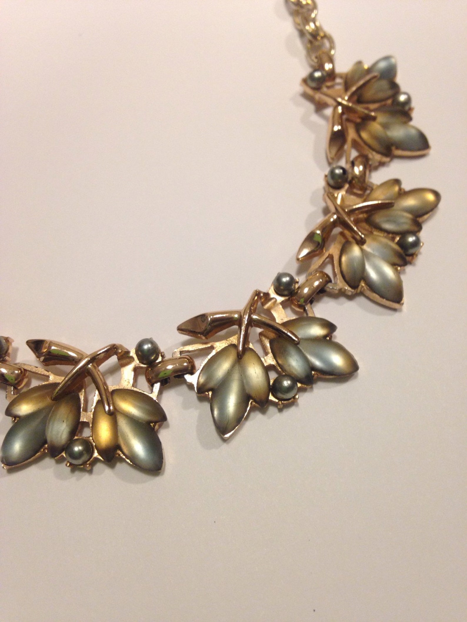 Collier vintage feuille de chêne Lucite des années 1950 - Etsy France