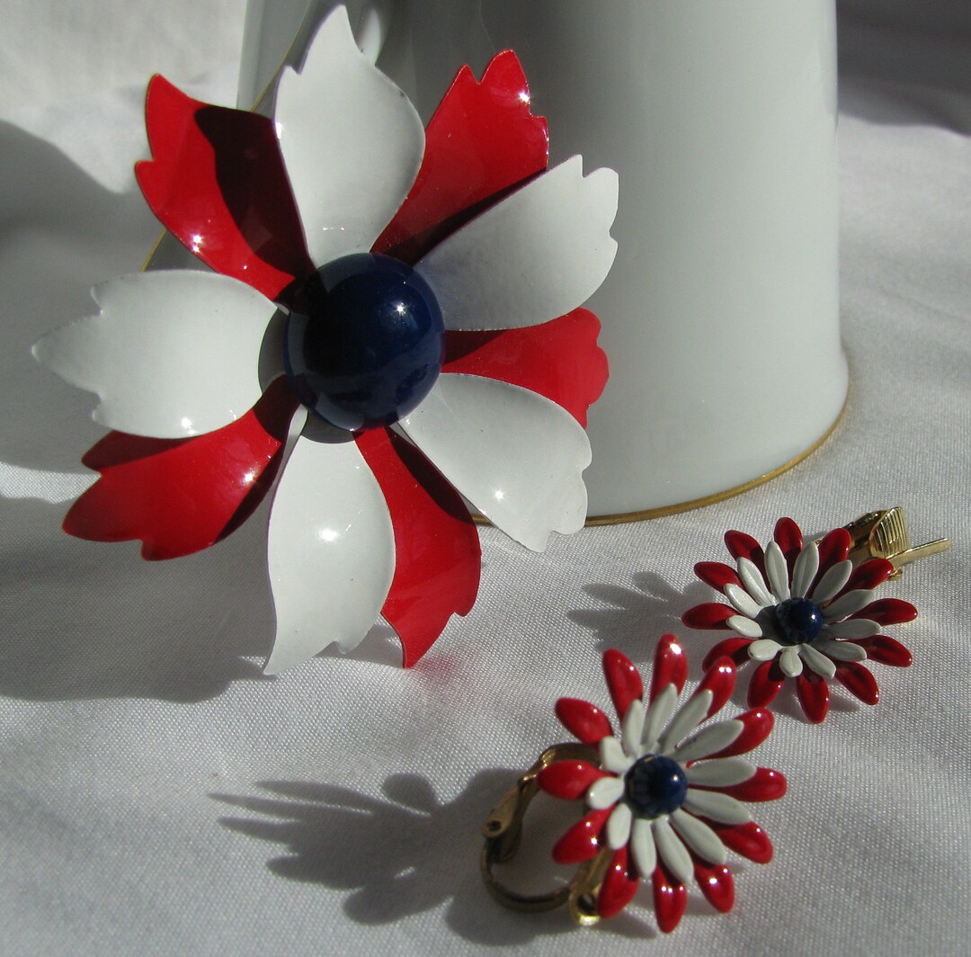 Retro 1970's Patriotic Daisy Flower Demi Parure, Red, White & Blue ...