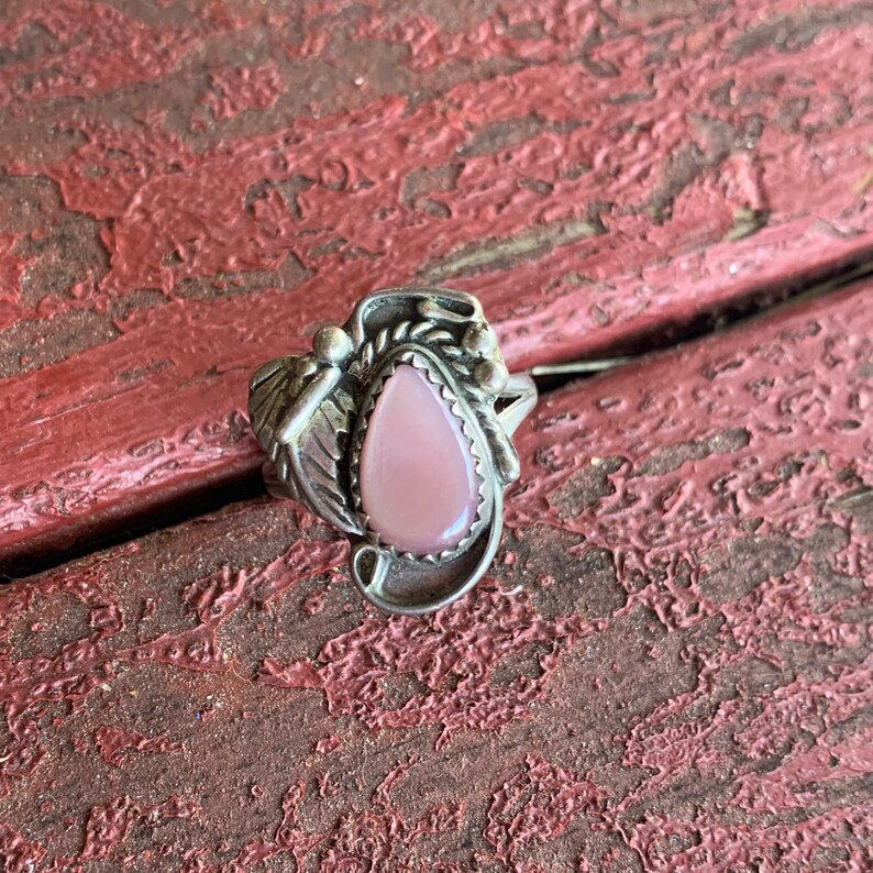 Native American Vintage Pink Mussel Shell Leaf Work Ring - Etsy