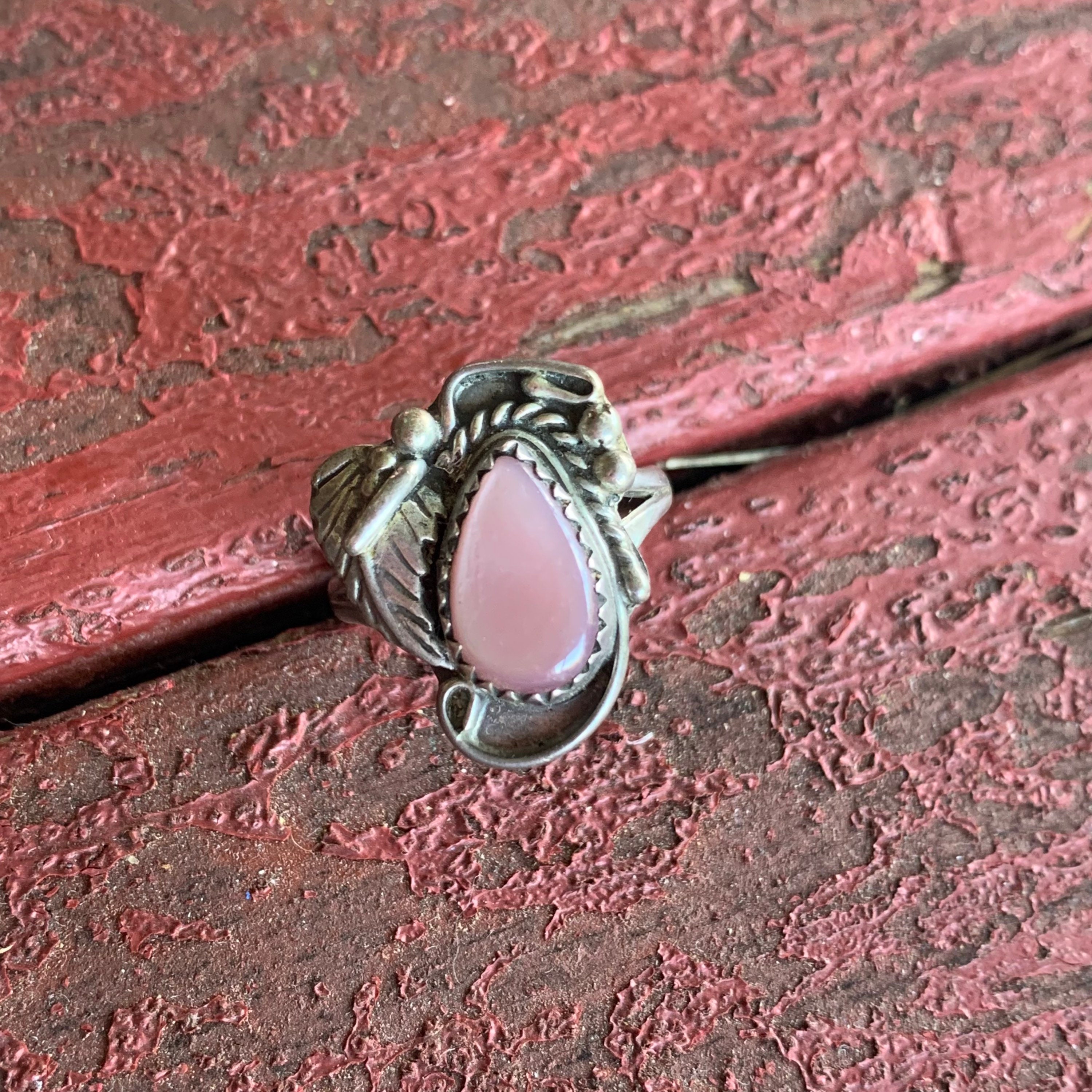 Native American Vintage Pink Mussel Shell Leaf Work Ring Naavjo Vintage ...