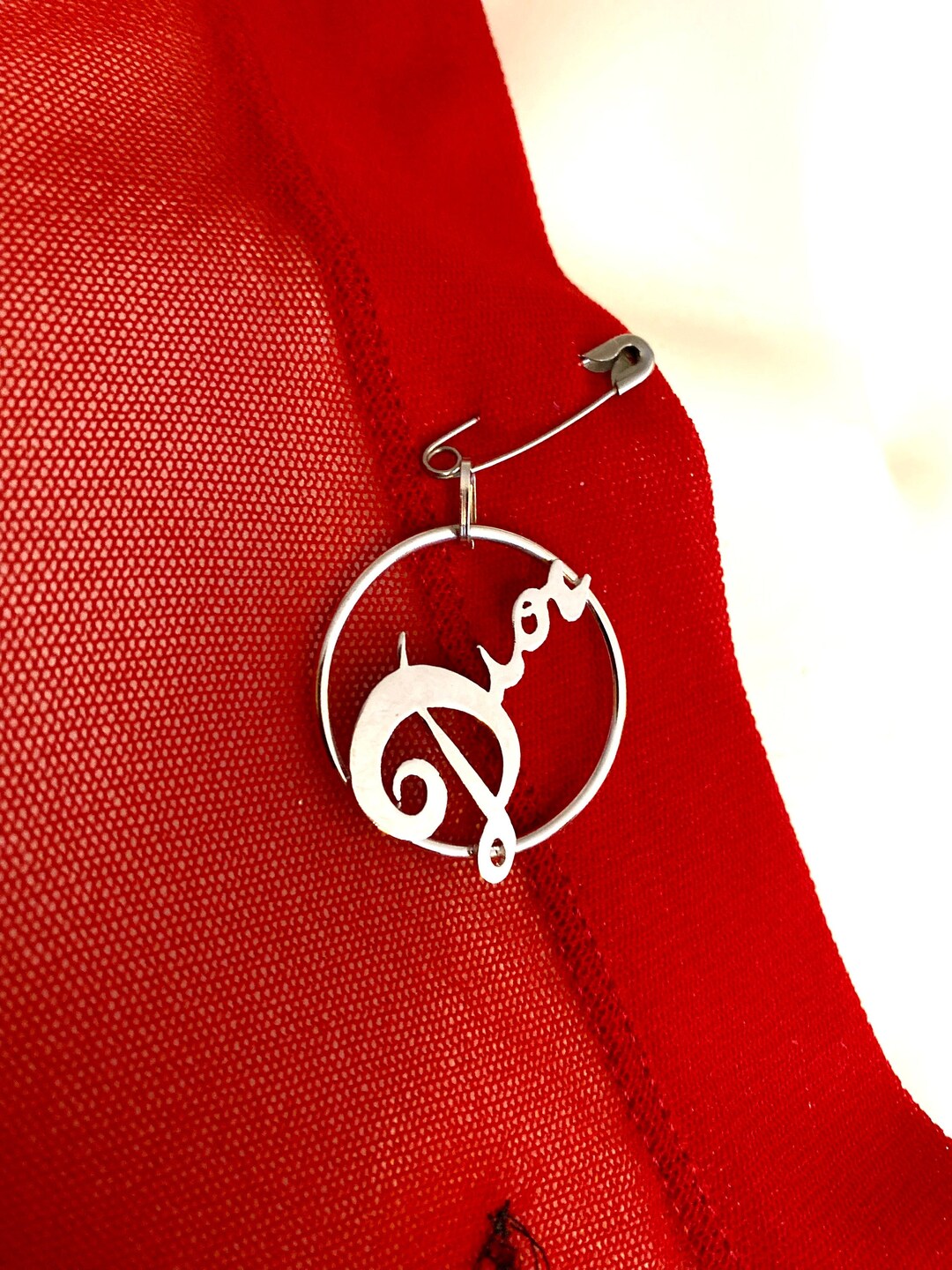 Vintage Dior Silber Charm Dior Script Pin von John Galliano für ...