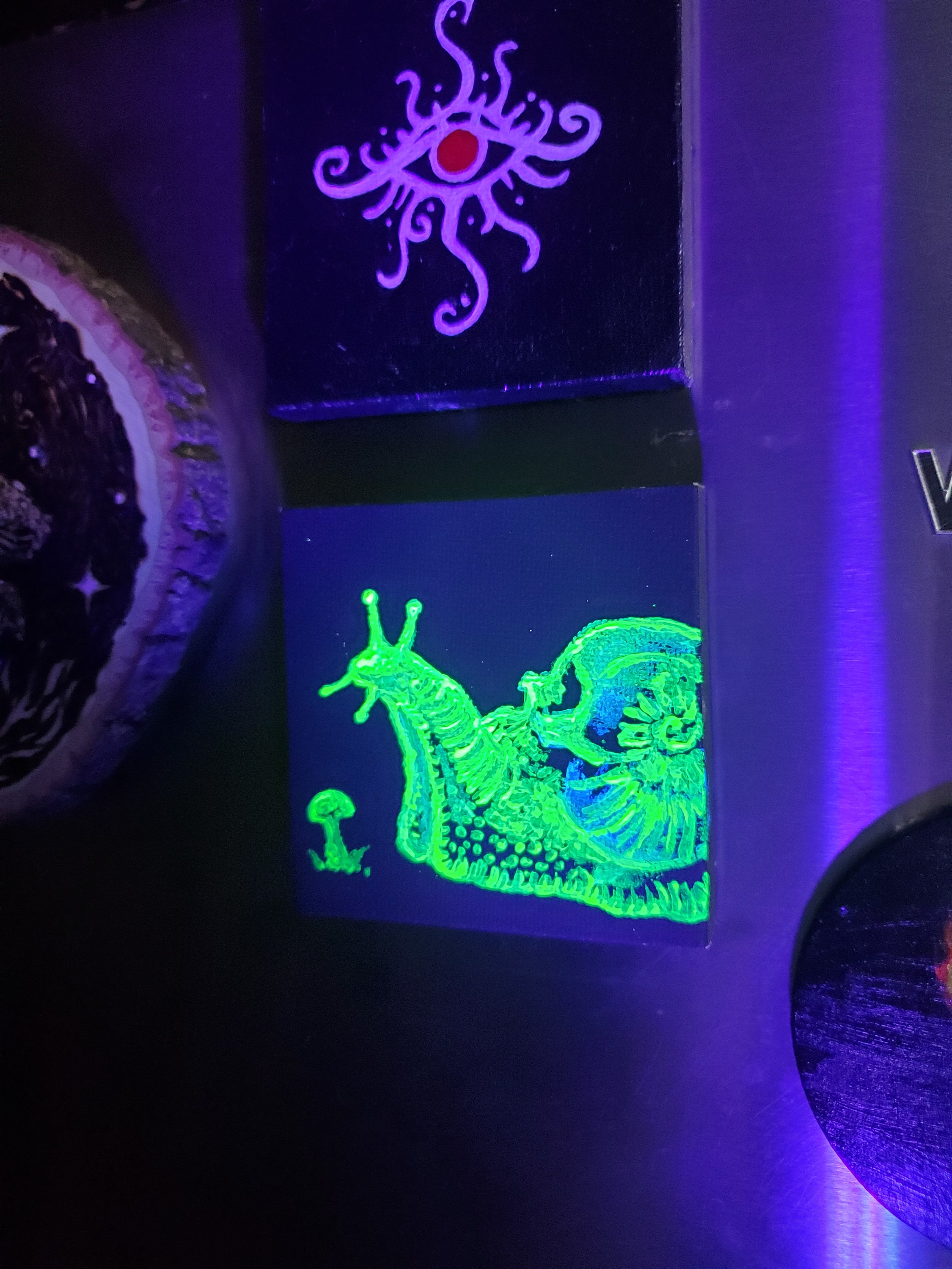 Blacklight Art UV Snail Death Skull Glow in the Dark Magnet Miniature ...