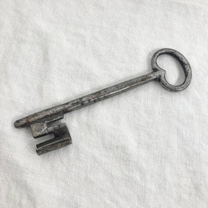 7" Oversized Skeleton Key, Vintage Decorative Hardware, Keychain - Etsy