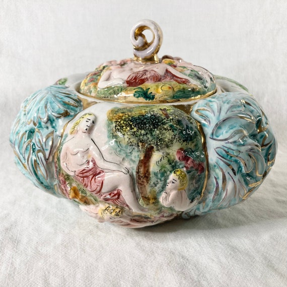 Lidded bowl, Pastel Capodimonte (?) Italian pottery w… - Gem