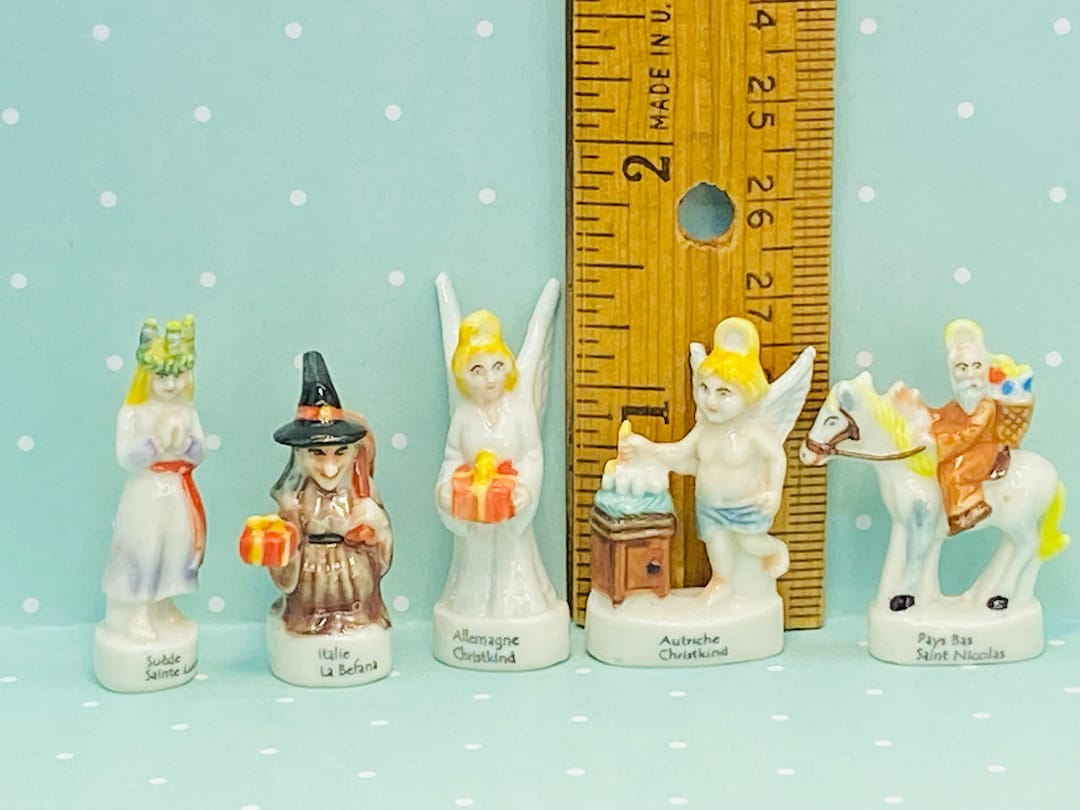 Father Christmas Traditional International Santas Baby Jesus Pere Noel ...