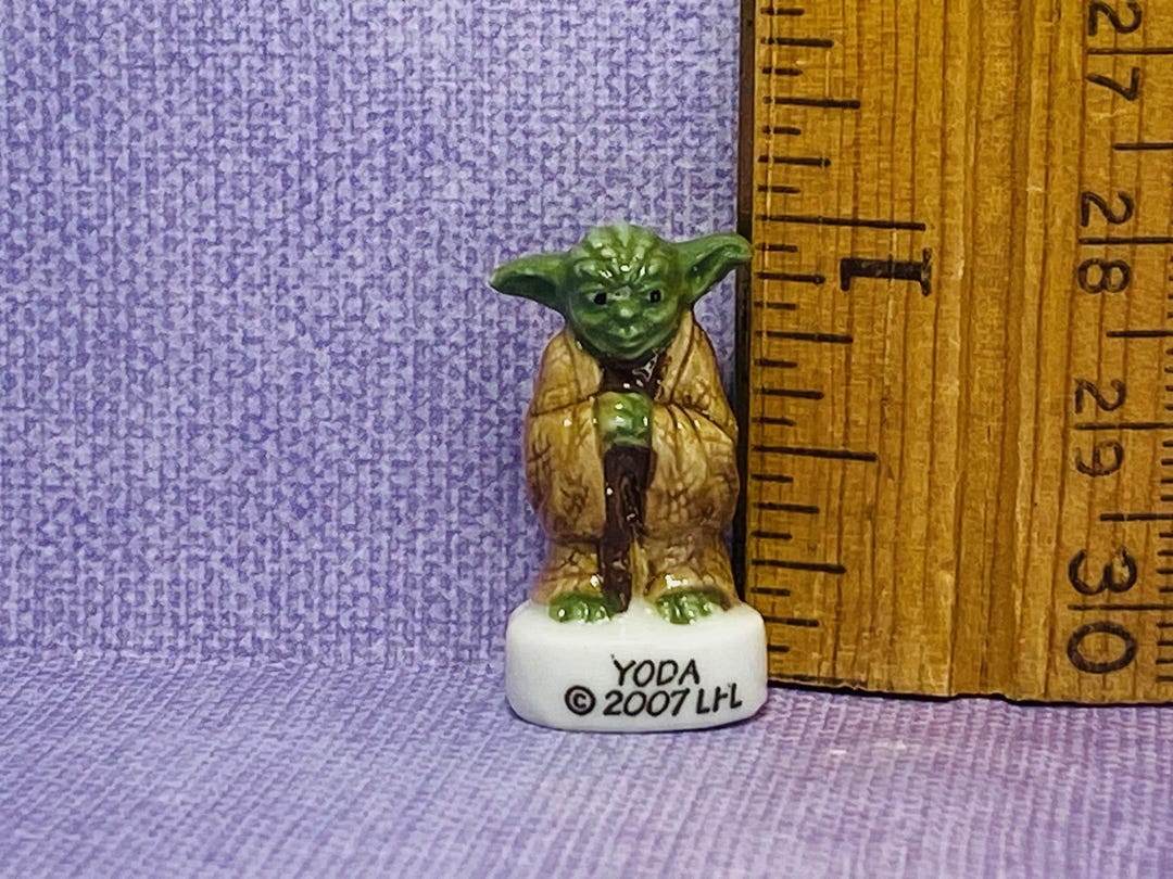 STAR WARS Yoda Tiny Figure 2008 French Feve Feves Collectible Figurines ...