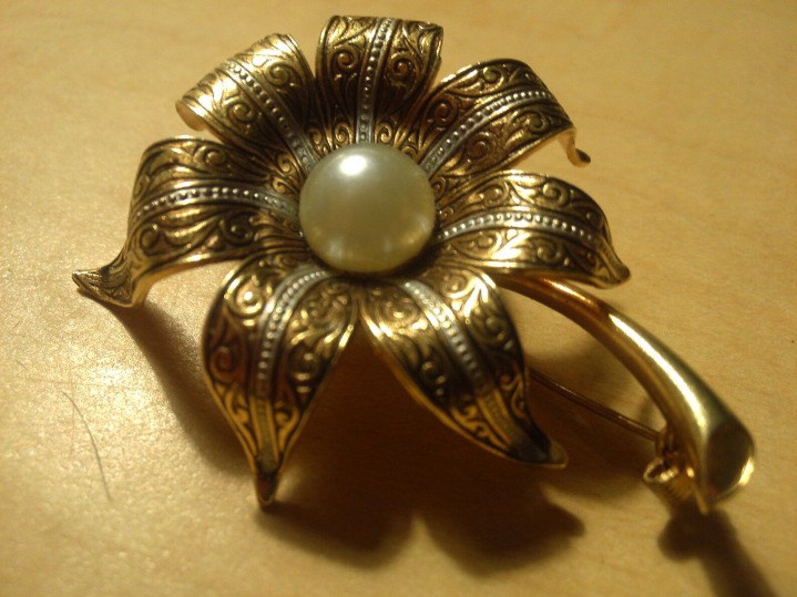 Damascene Daisy Vintage Brooch - Etsy