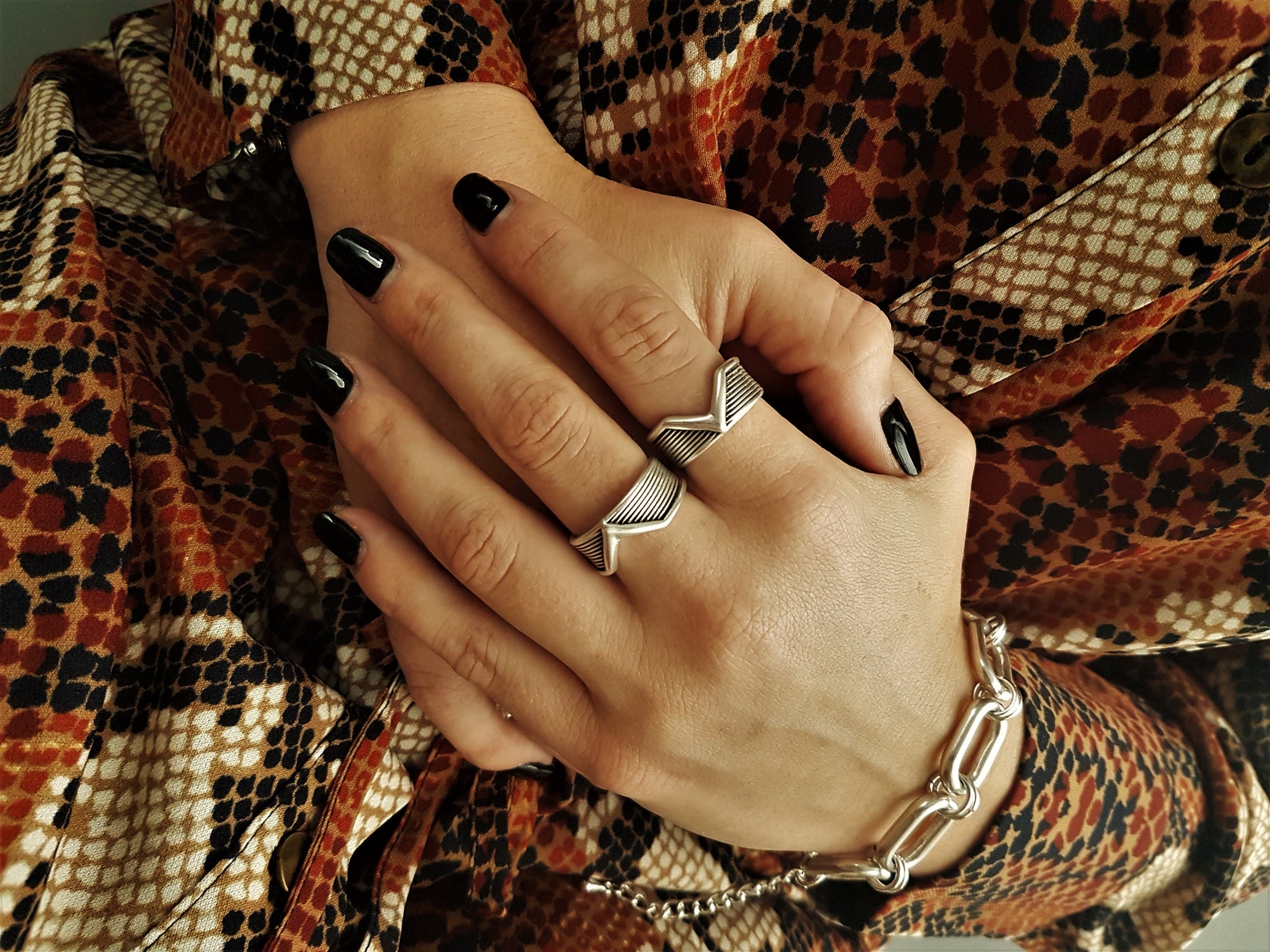 Antique silver V shape ring womens engraved lines open ring | Etsy