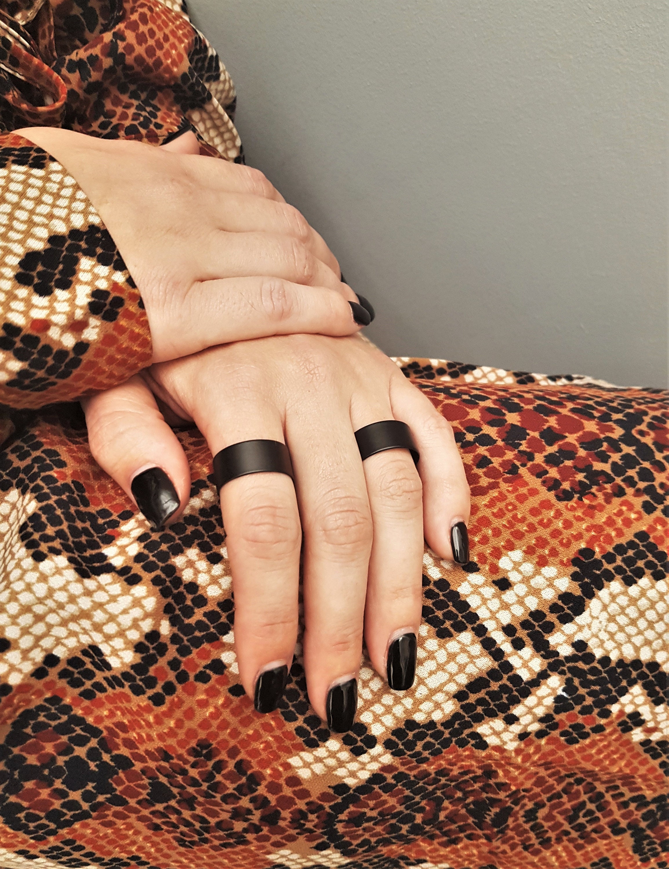 Anillo de banda negra anillo negro ancho simple anillo de - Etsy México