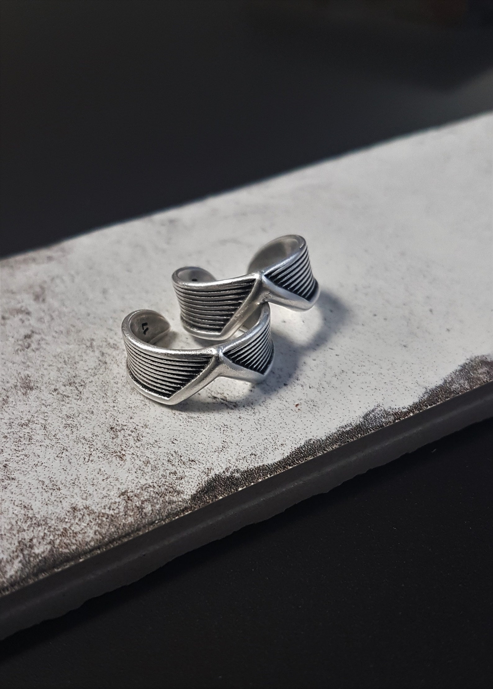 Antique silver V shape ring womens engraved lines open ring | Etsy