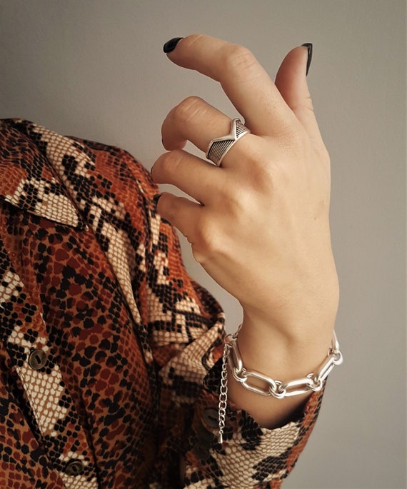 Antique silver V shape ring womens engraved lines open ring | Etsy