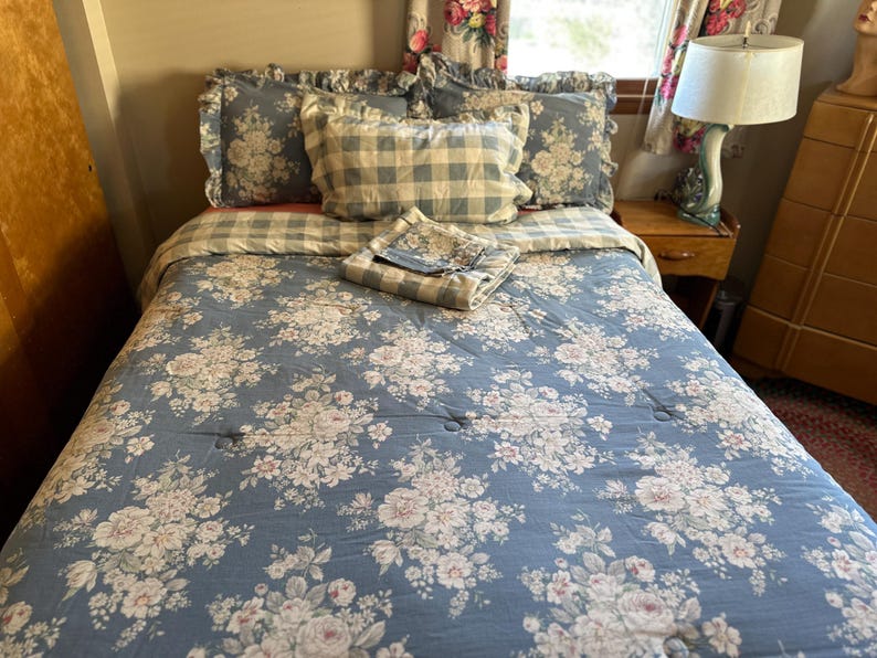 Vintage Cottagecore MARTEX Dusty Blue Floral Check Reversible Queen ...