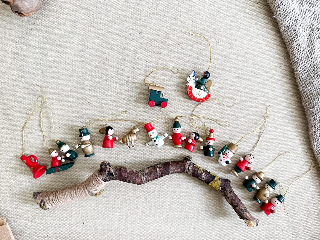 17 Tiny Wood Figurines Christmas Colorful Ornaments Miniatures Fairy ...