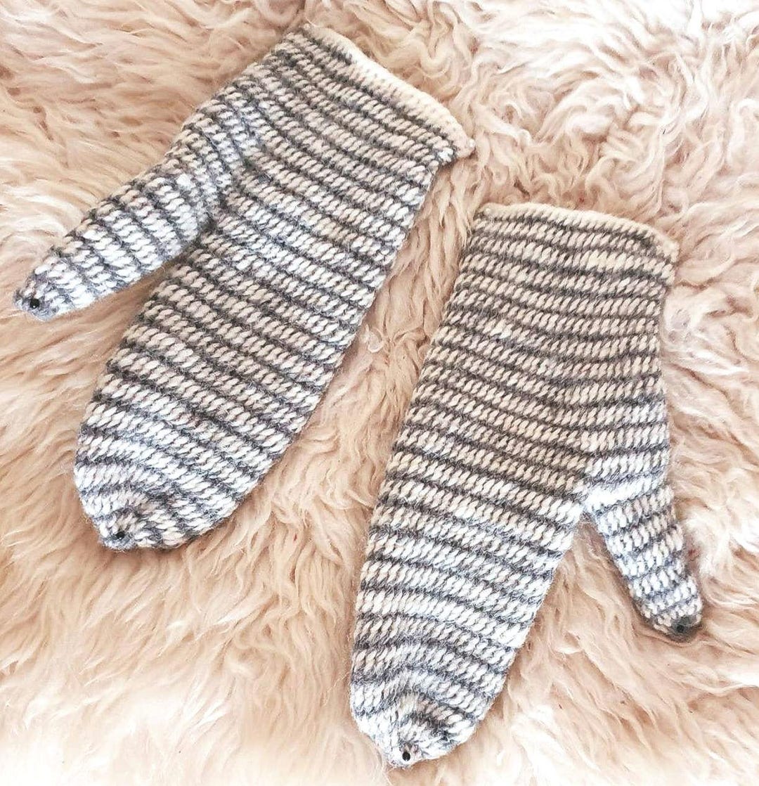 Handmade Nalbinding Wool Mittens. York Stitch. White and Grey. - Etsy