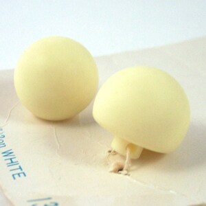 2 Light Cream Plastic Ball Buttons 11/16 Dia. 18 Mm - Etsy