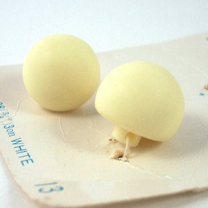 2 Light Cream Plastic Ball Buttons, 11/16" Dia., 18 Mm, Size 28, Shank ...