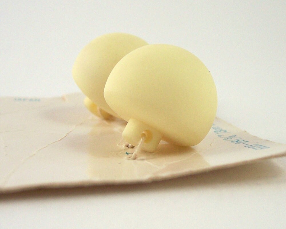 2 Light Cream Plastic Ball Buttons, 11/16" Dia., 18 Mm, Size 28, Shank ...