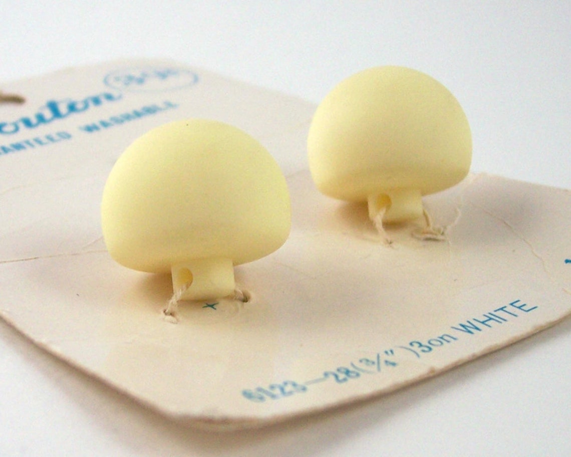 2 Light Cream Plastic Ball Buttons, 11/16" Dia., 18 Mm, Size 28, Shank ...