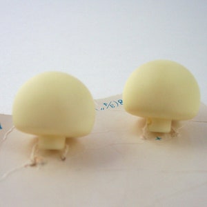 2 Light Cream Plastic Ball Buttons, 11/16" Dia., 18 Mm, Size 28, Shank ...