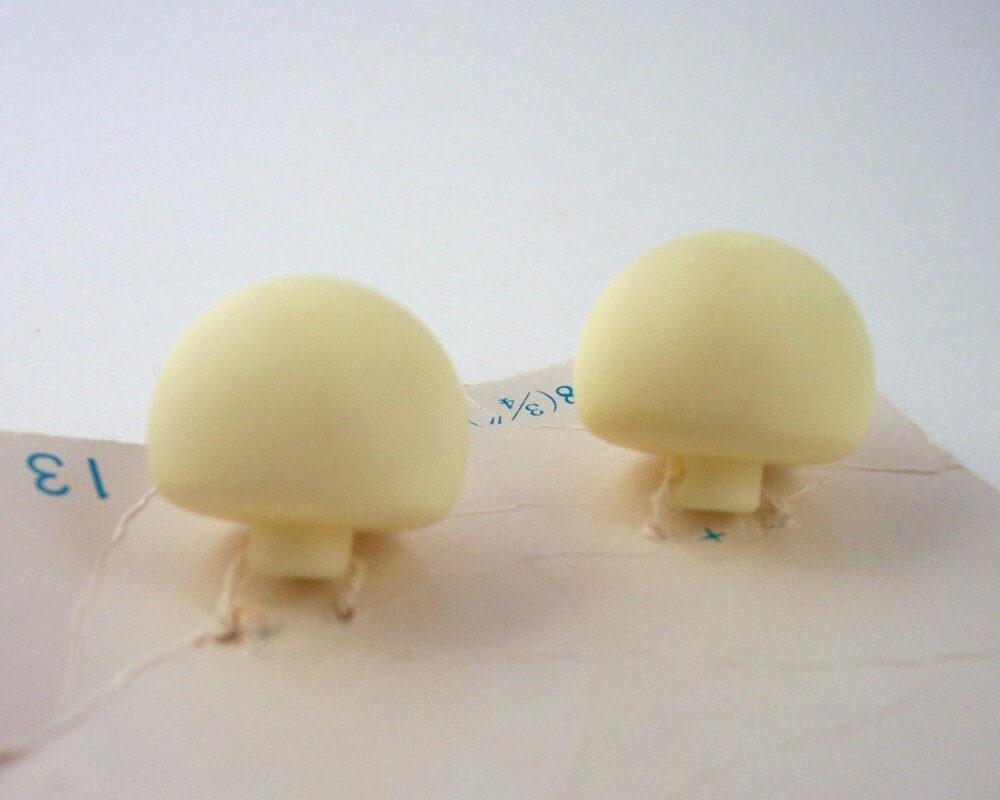 2 Light Cream Plastic Ball Buttons, 11/16" Dia., 18 Mm, Size 28, Shank ...