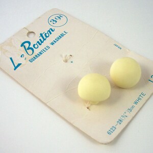 2 Light Cream Plastic Ball Buttons, 11/16" Dia., 18 Mm, Size 28, Shank ...
