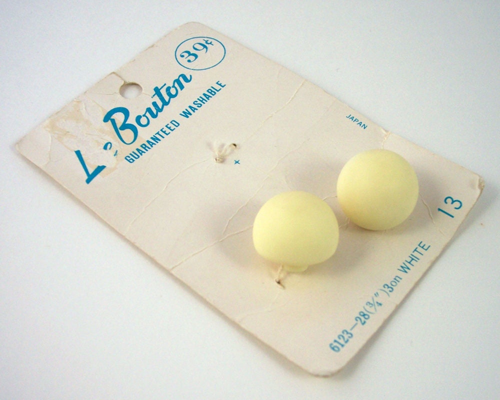 2 Light Cream Plastic Ball Buttons, 11/16" Dia., 18 Mm, Size 28, Shank ...