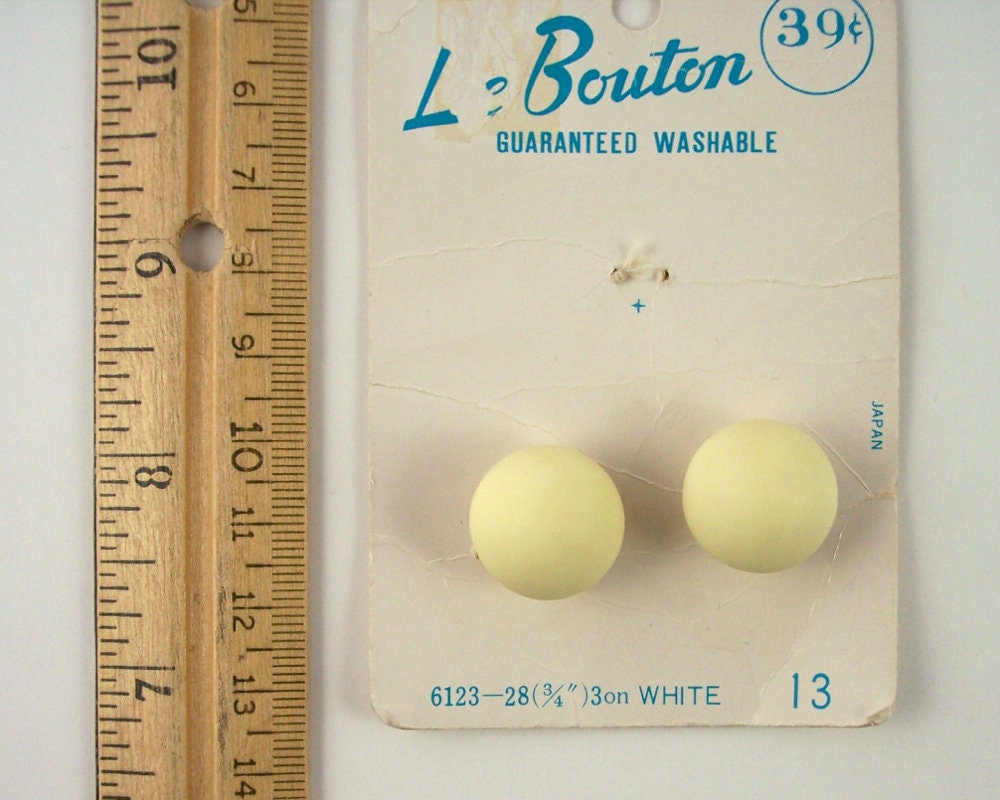 2 Light Cream Plastic Ball Buttons, 11/16" Dia., 18 Mm, Size 28, Shank ...