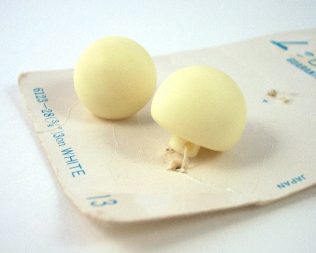 2 Light Cream Plastic Ball Buttons, 11/16" Dia., 18 Mm, Size 28, Shank ...