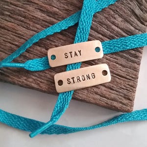 Cool Mens Gifts Stay Strong Shoe Lace Tags Racer Shoelace Clips Run ...