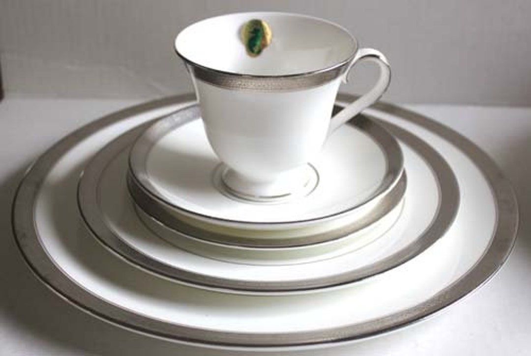 Waterford Newgrange Platinum 5 Piece Place Setting Waterford Newgrange ...