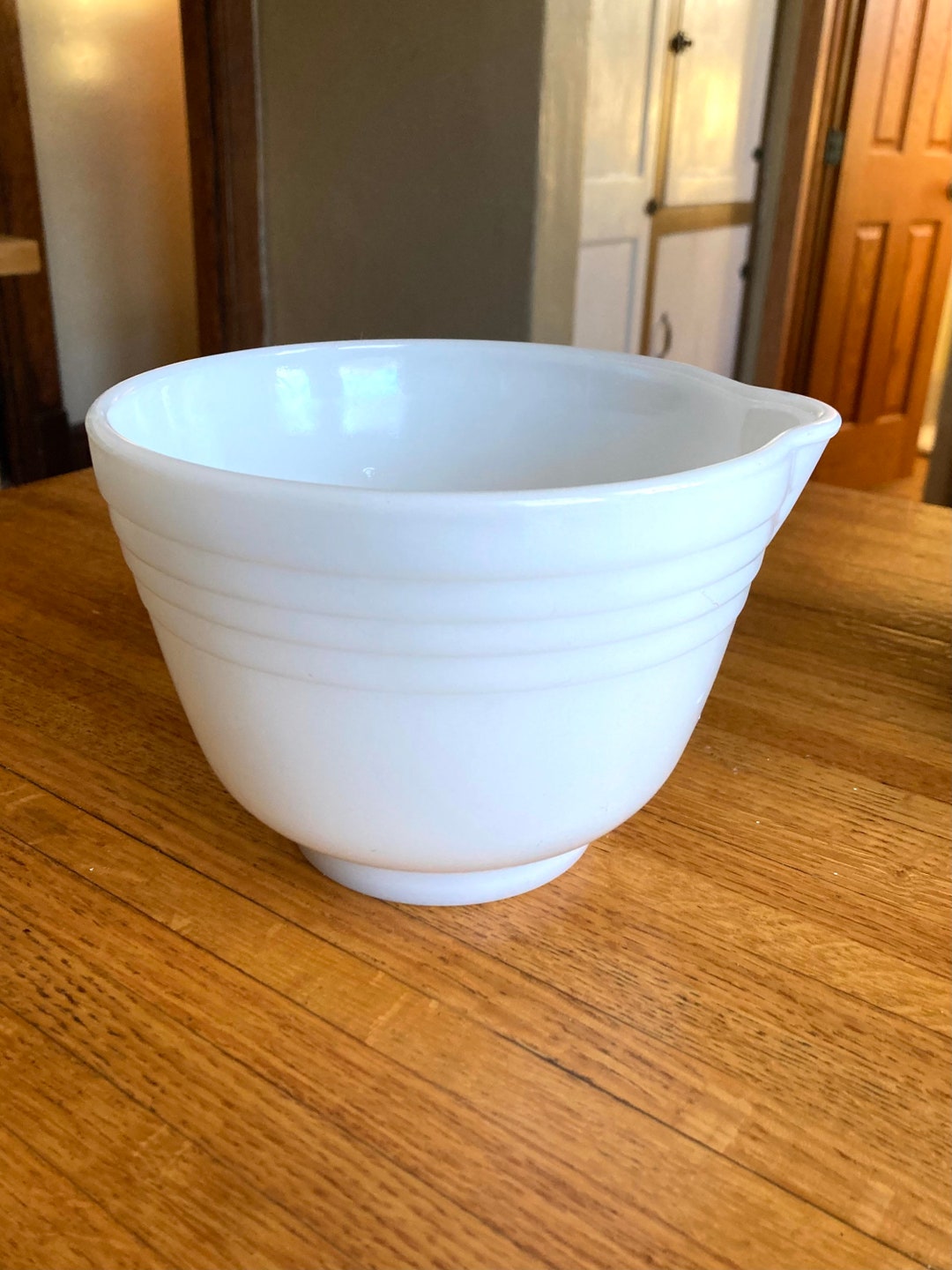 Pyrex Mixing Bowl Hamilton Beach USA Pouring Spout Footed Ribbed White ...