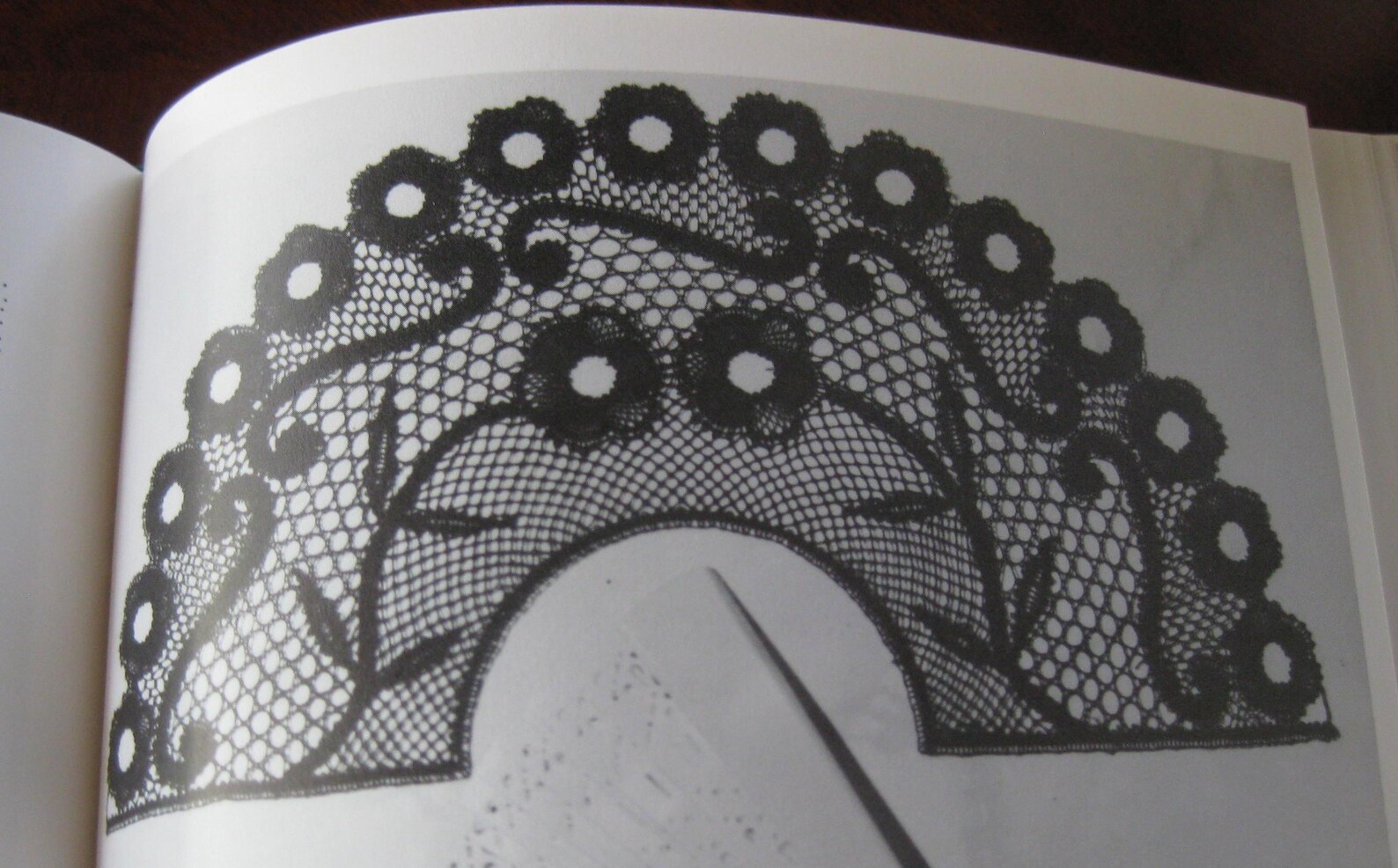 Modern Lace Designs W/ Torchon, Bruges Flower, Free Style Etc Bobbin ...