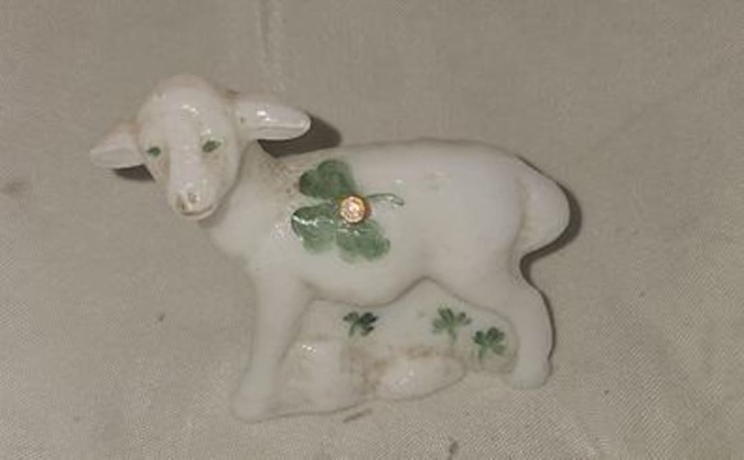 FENTON ART GLASS Milk Glass With Shamrocks – Lamb Figural - Etsy