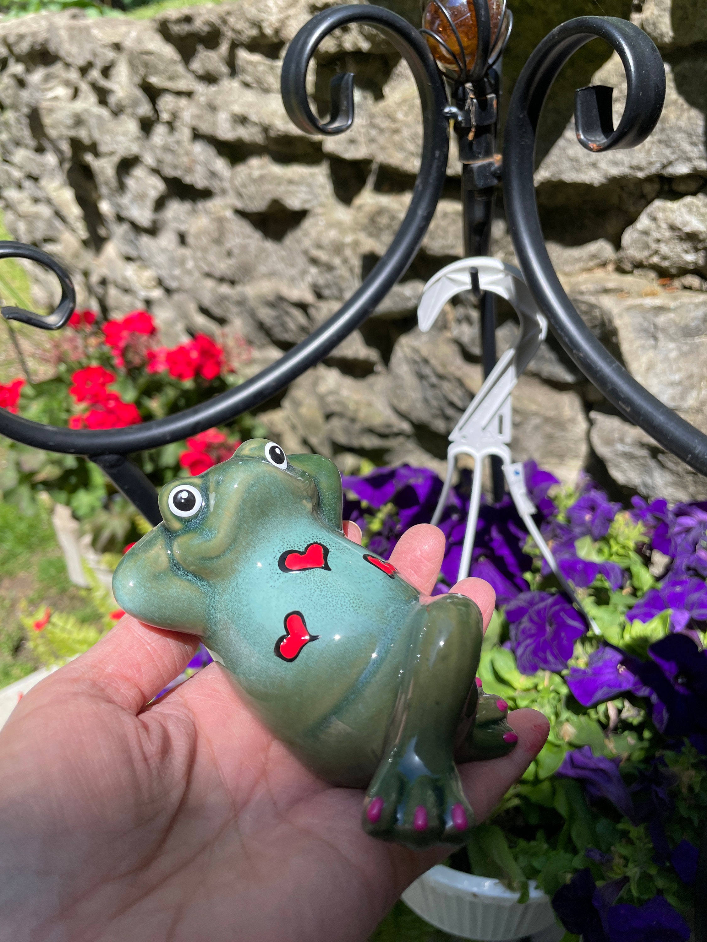 Frog With Hearts,Garden Statue,Relaxing Frog Sculpture,Yard Statue ...