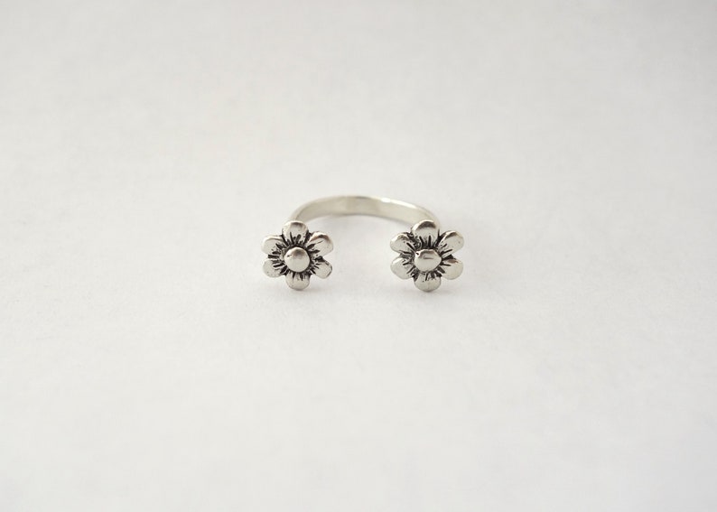 Floating Daisy Ring - Etsy