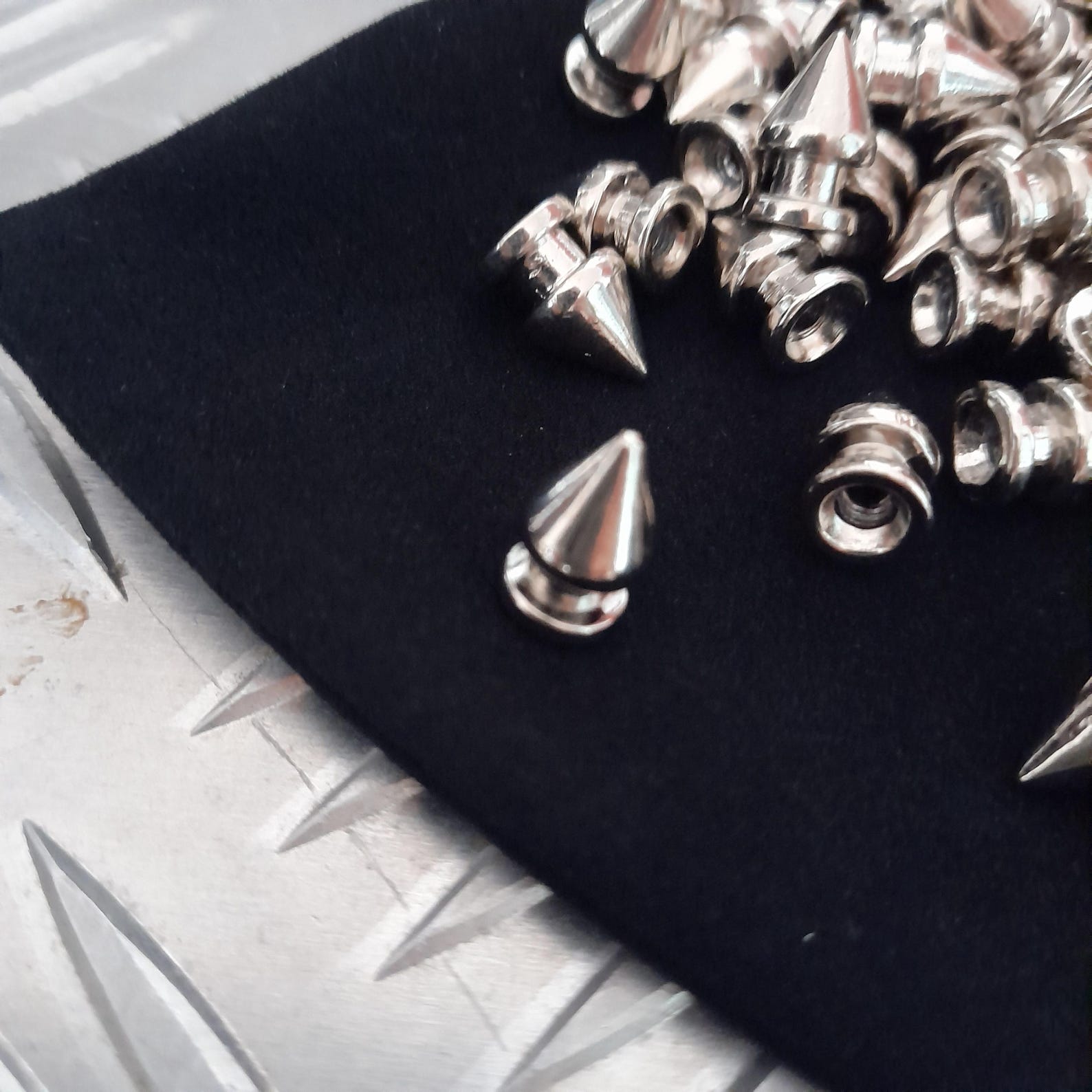 Lot of 100 Stud Spikes With Screws - Spikes - Lot of Spikes - 100 Stud ...