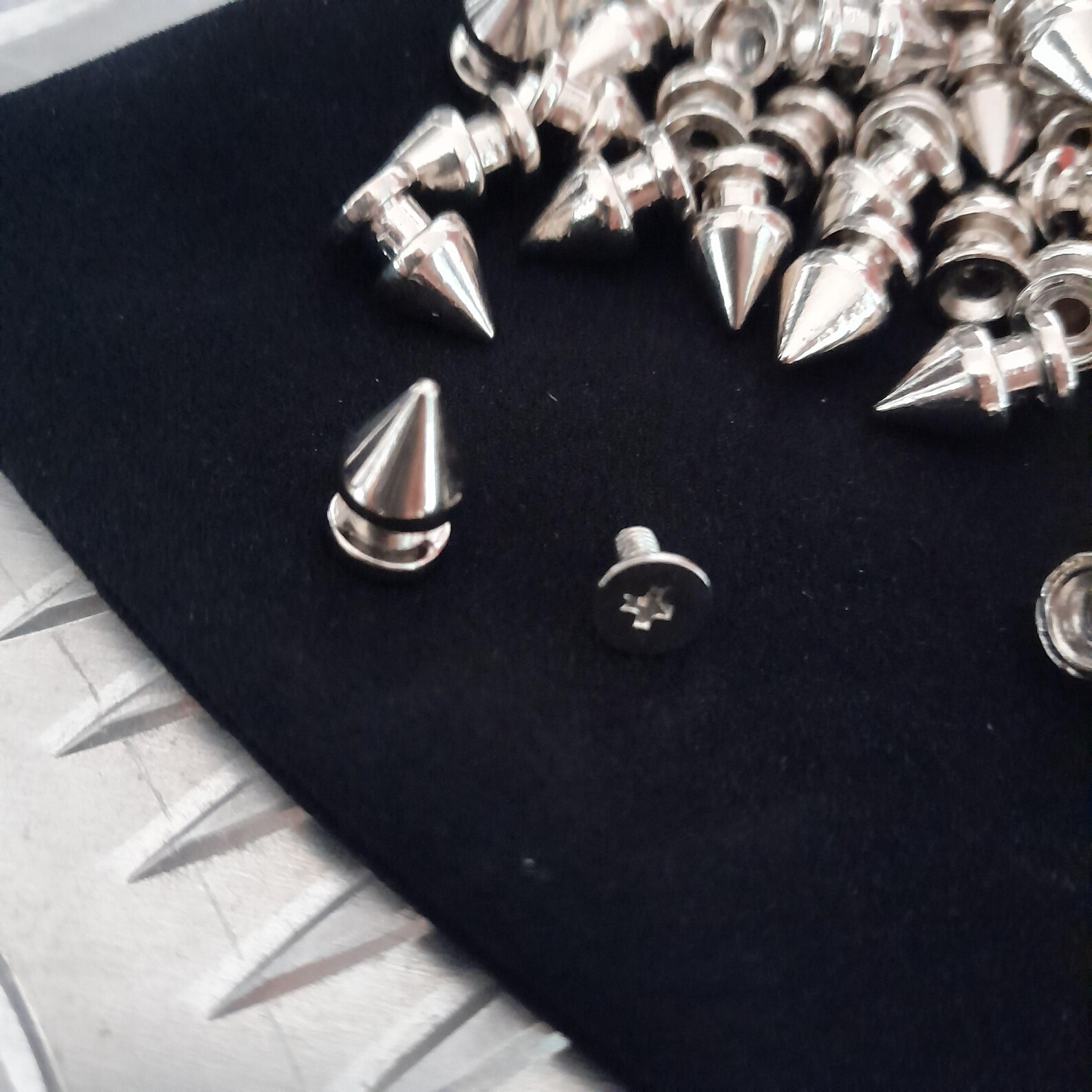 Lot of 100 Stud Spikes With Screws - Spikes - Lot of Spikes - 100 Stud ...