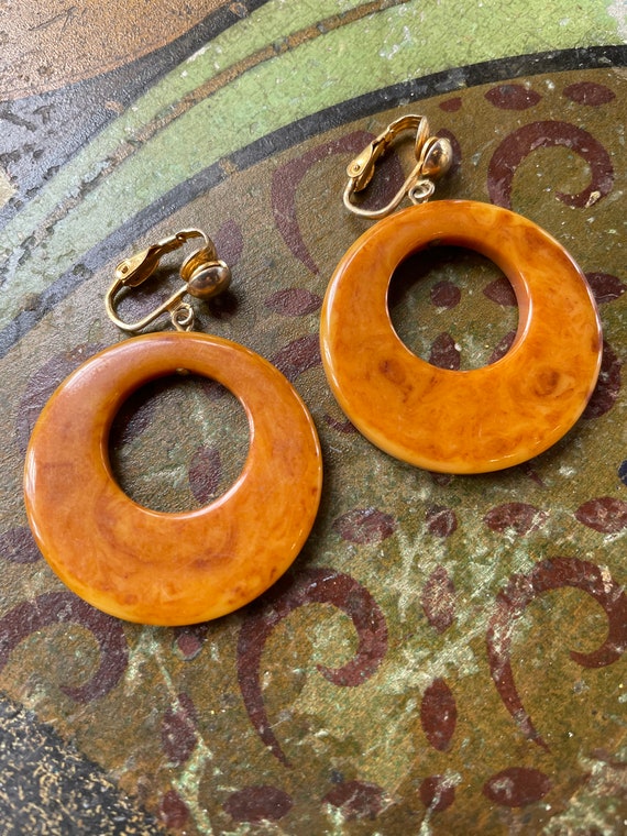 Bakelite 1960s mod mottled butterscotch clip on hoop… - Gem