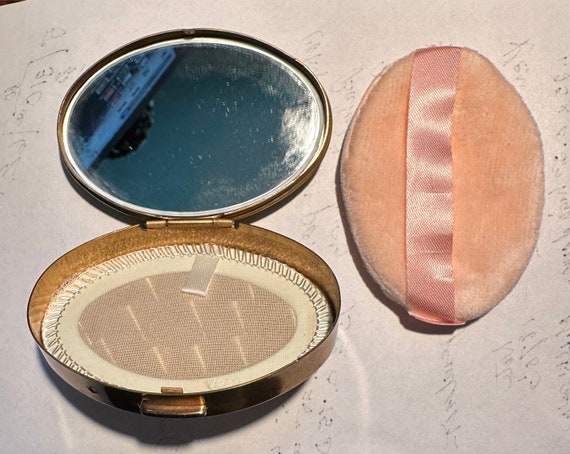 Bakelite and brass loose powder compact, circa 1940s,… - Gem