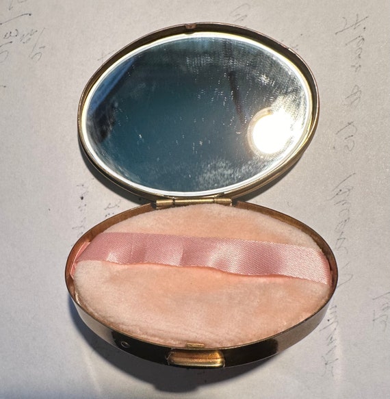 Bakelite and brass loose powder compact, circa 1940s,… - Gem