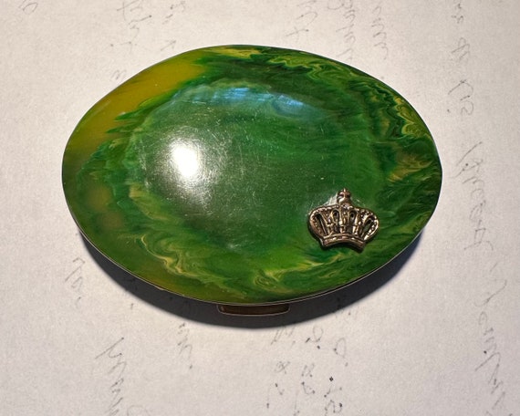 Bakelite and brass loose powder compact, circa 1940s,… - Gem