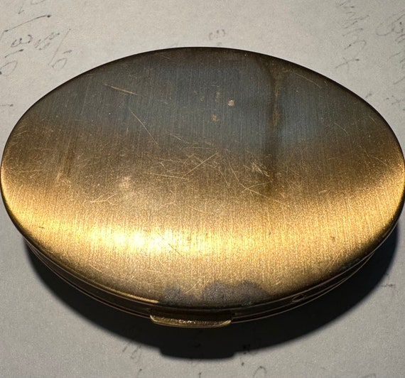Bakelite and brass loose powder compact, circa 1940s,… - Gem