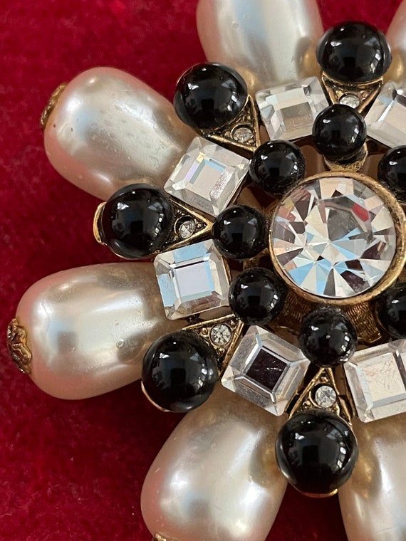 Craft signed brooch in pearls, rhinestones,and jet bl… - Gem