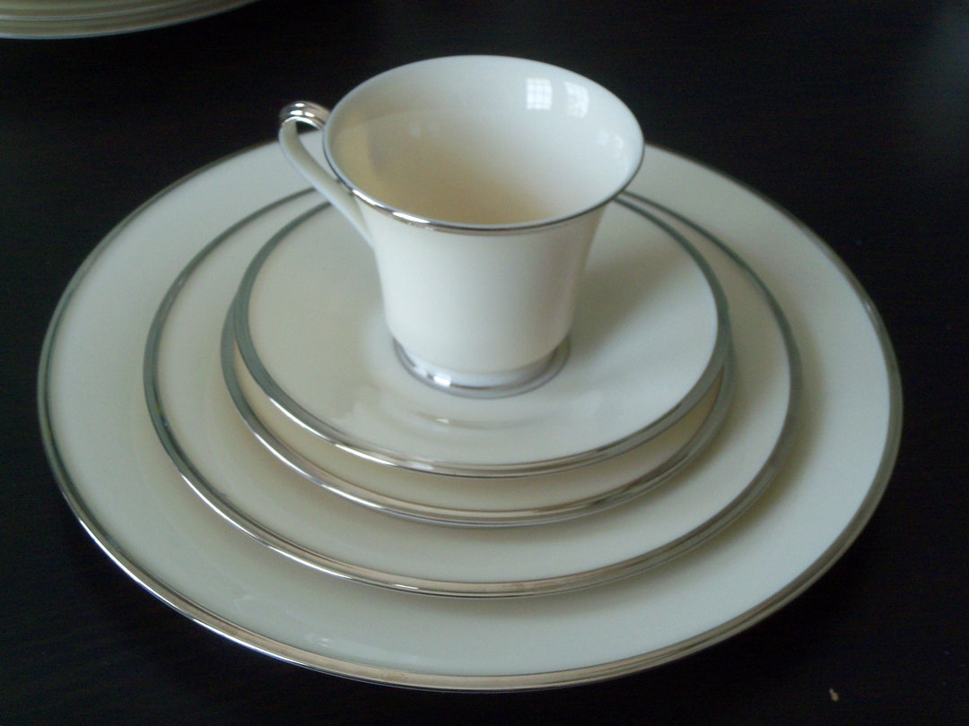 Lenox China Solitaire 5 Piece Place Setting Translucent Ivory With ...